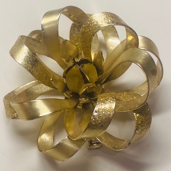 Coro | Jewelry | Vintage Coro Gold Ribbon Flower Brooch Pin | Poshmark